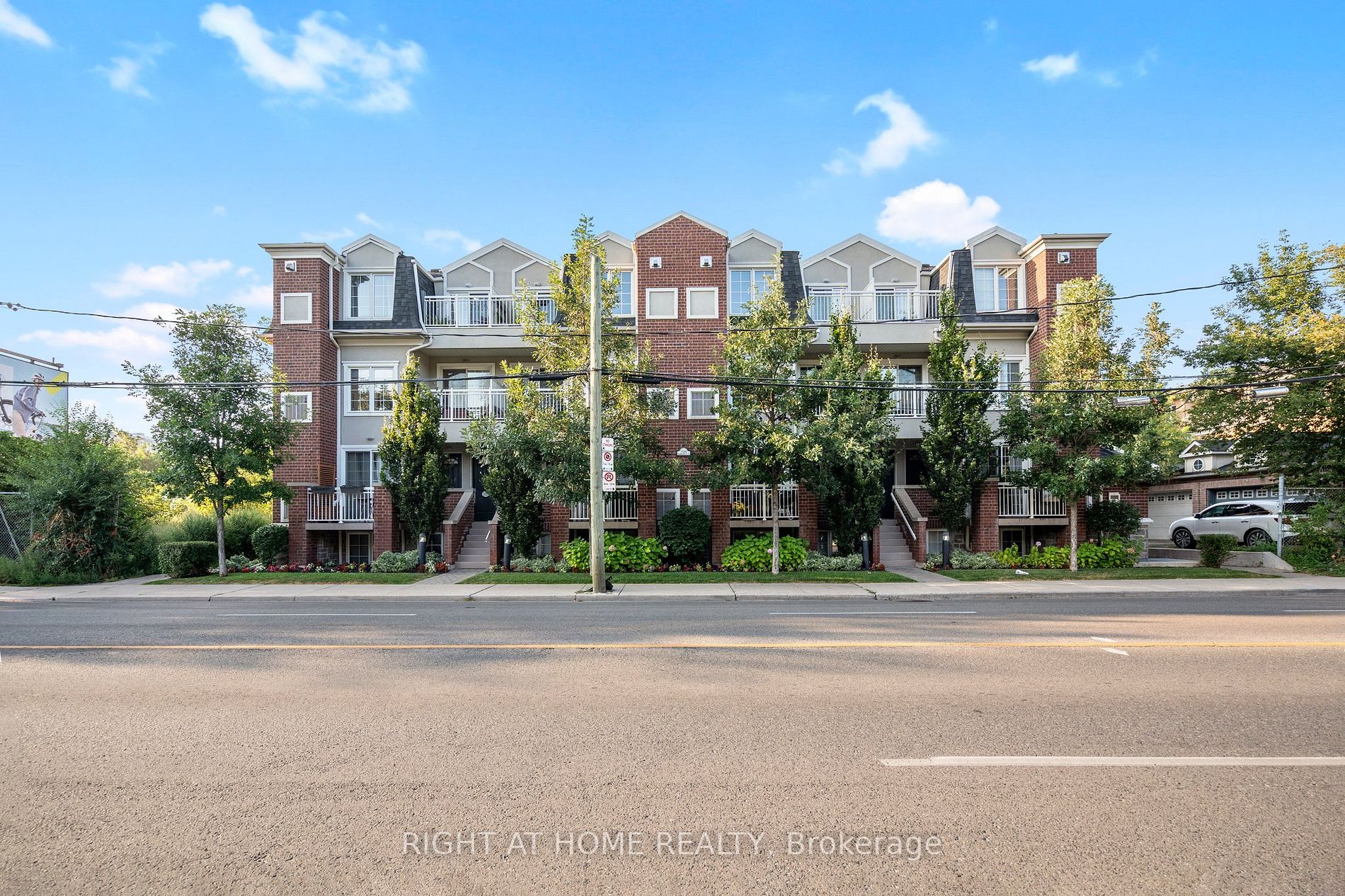 102 - 2320 Gerrard St E, Sold in Toronto - Zoocasa